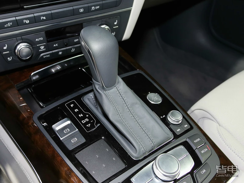 奥迪A6L新能源内饰图片_奥迪A6L新能源实拍大图_皆电GeekNEV